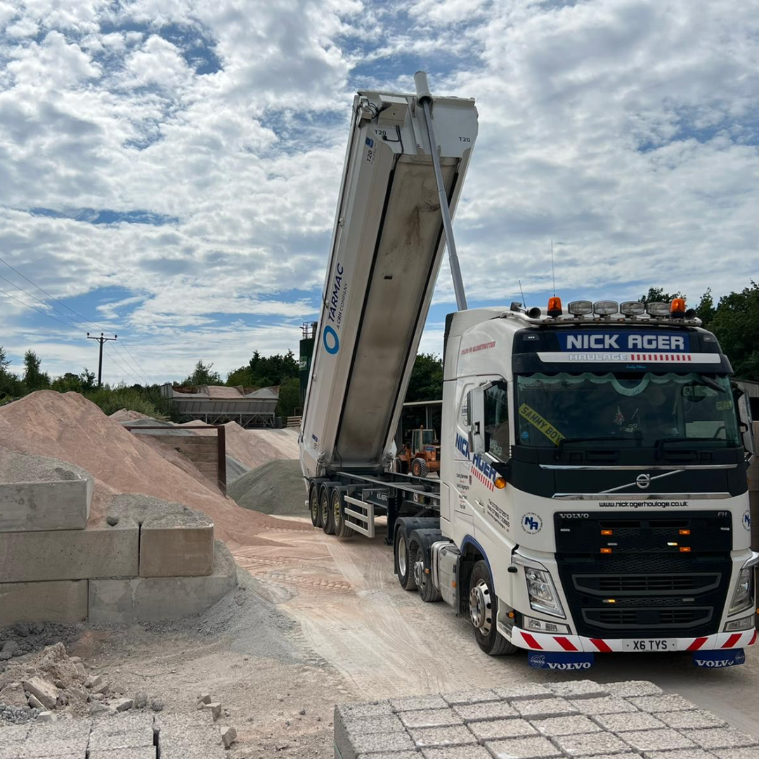LORRIES IN ACTION – Haulage, Aggregate and Landscaping supplies
